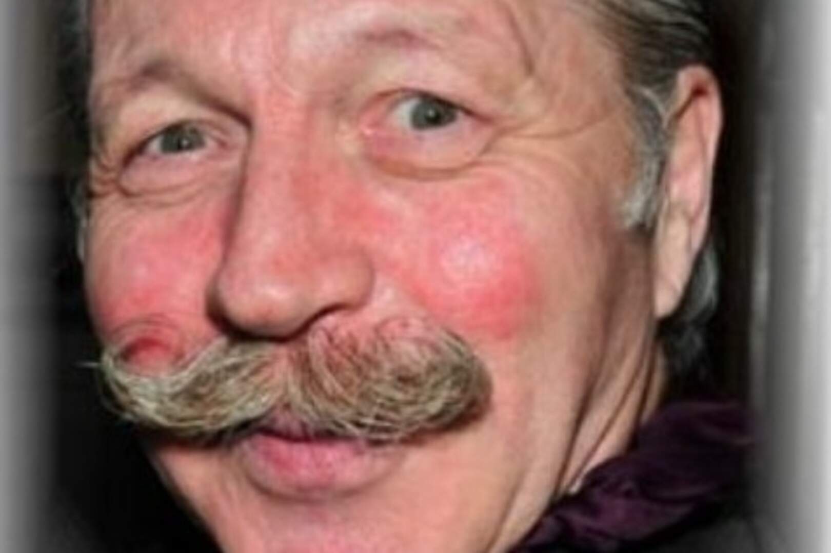 Zanger-marktkramer ‘Rocking Moustache’ overleden: “Enkele dagen niet ...