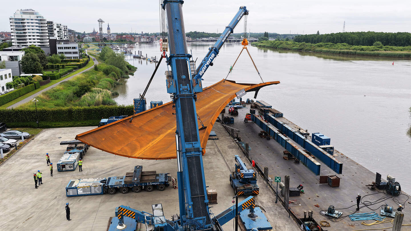 Brug van bijna 160 ton uit Temse vertrokken via ponton: “Langs Schelde ...