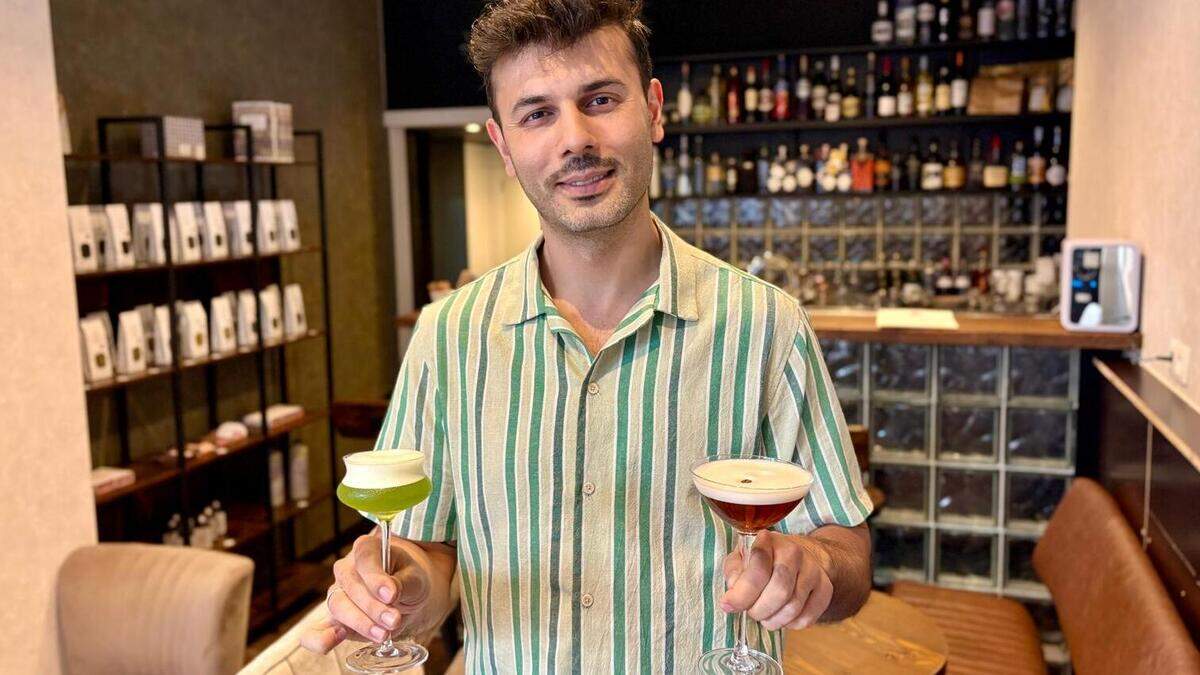 Koffiebars om elke hoek, maar Hakan (34) opent een theebar: “Ik maak er ...