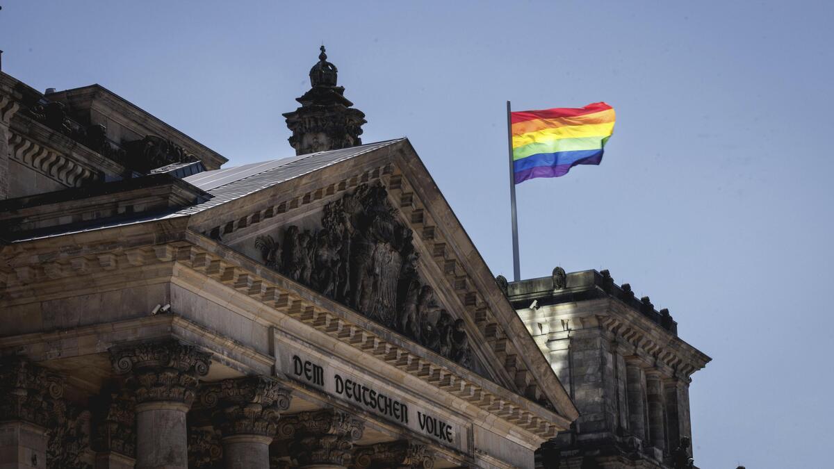 Regenboogvlag mag niet meer wapperen aan de Duitse Rijksdag | GVA