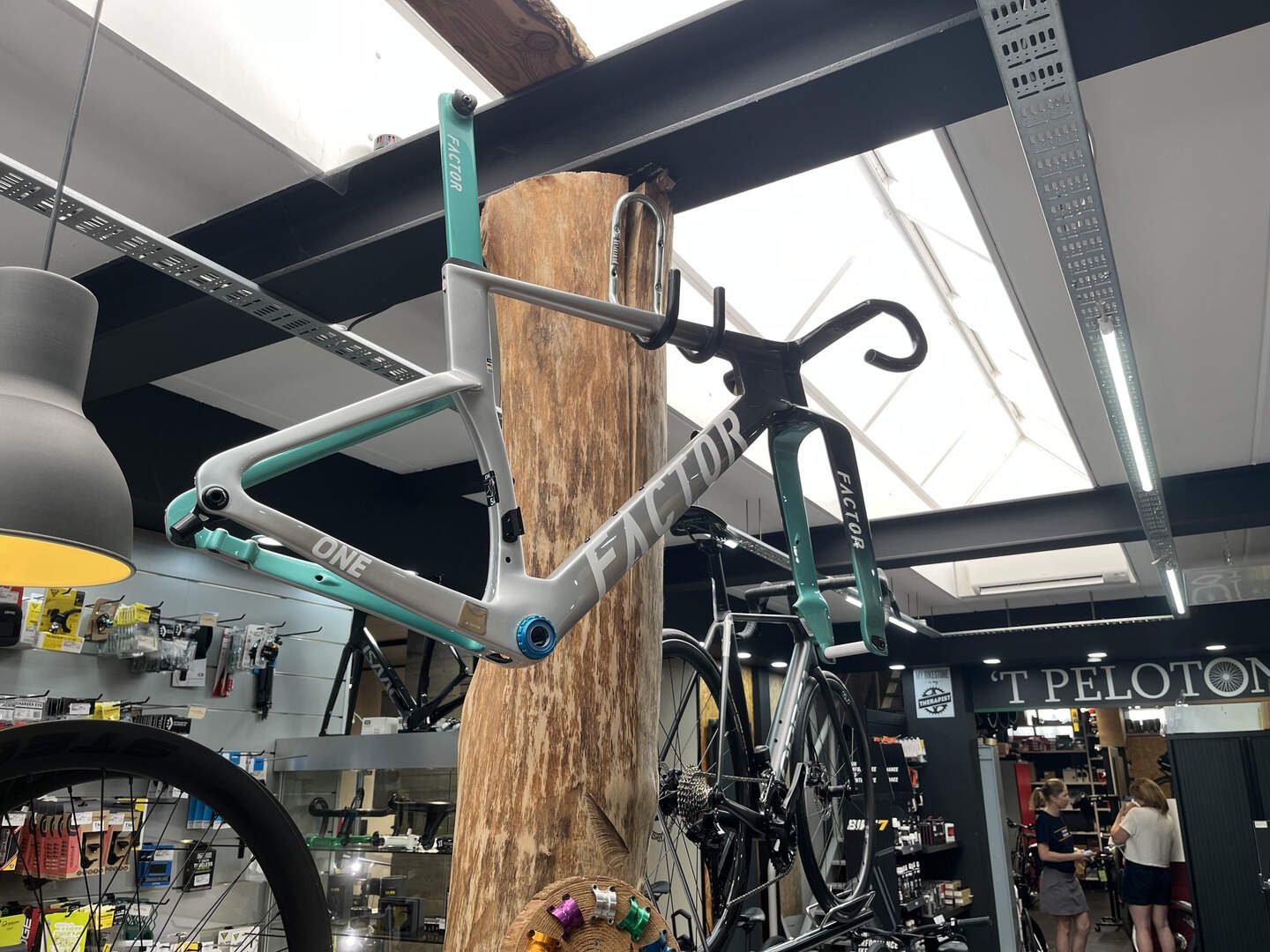 26.000 euro aan fietsen gestolen na ramkraak: “Hij greep gericht naar ...