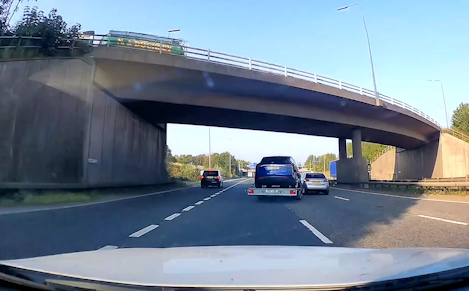Aanhangwagen komt los en leidt eigen leven op autosnelweg: “Dit had erg ...