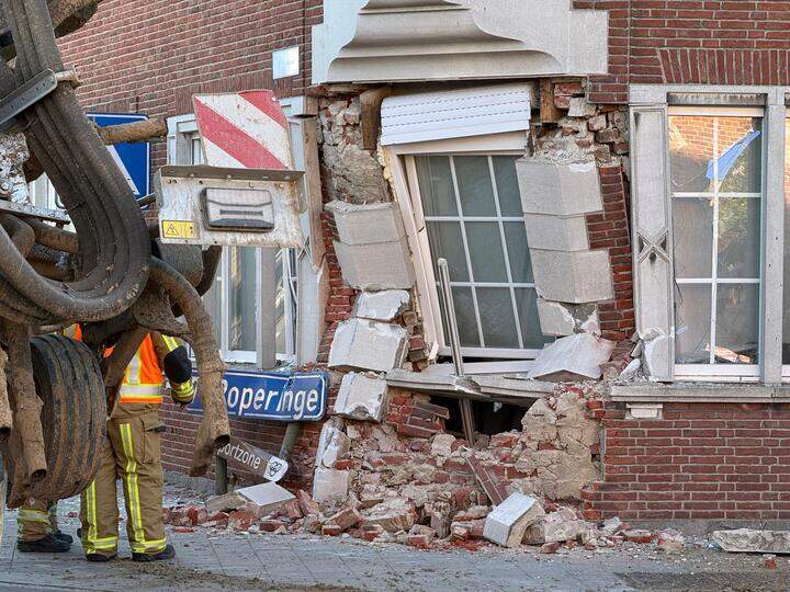 Mesttank van tractor kantelt tegen huis en besmeurt gevel: brandweer ...