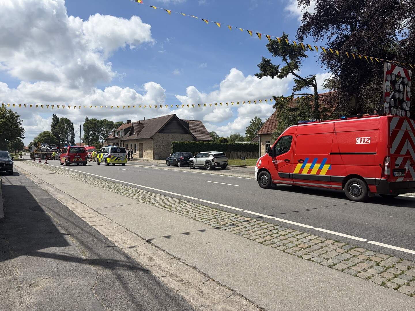 Brandweer bevrijdt inzittende na botsing tussen twee wagens | Nieuwsblad