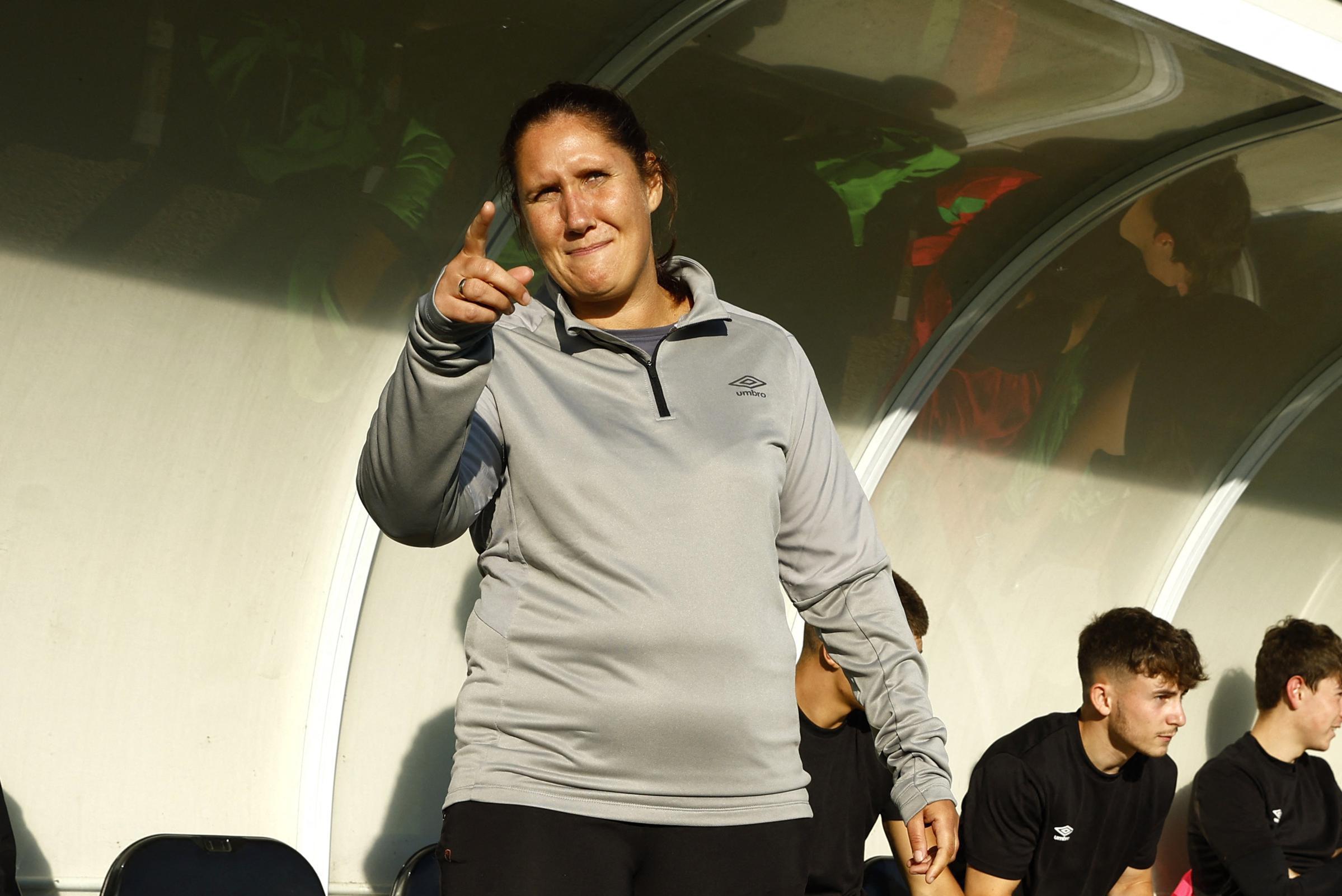 Eerste vrouwelijke coach in Engels profvoetbal wordt na amper twee ...
