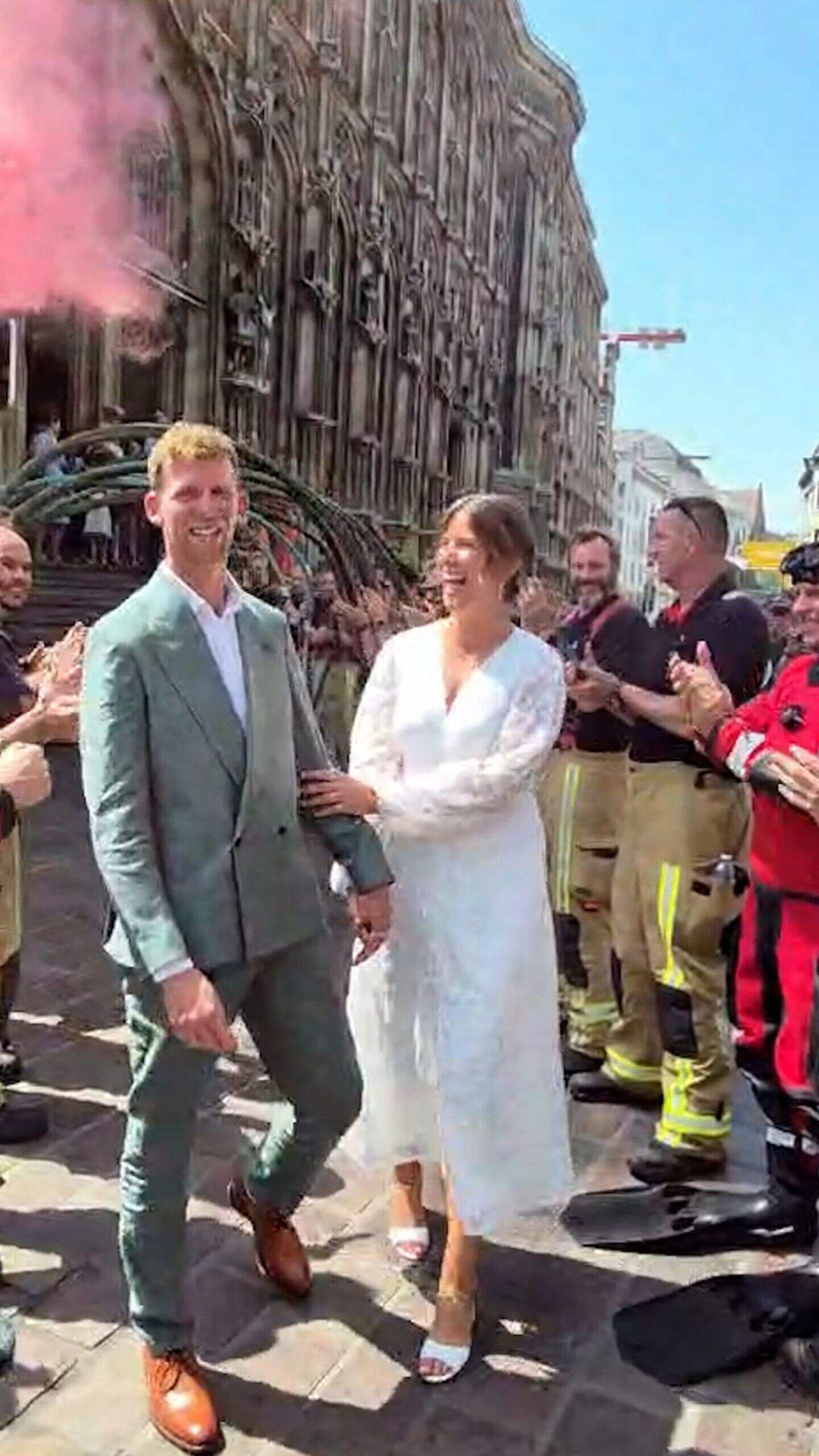 Brandweerman Niels (31) verrast door collega's tijdens huwelijk ...
