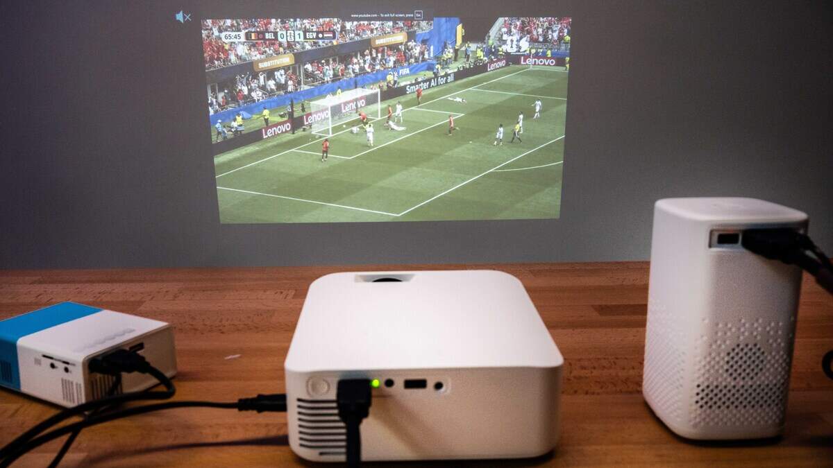 GETEST. Beamers van nog geen 100 euro om thuis op groot scherm voetbal ...