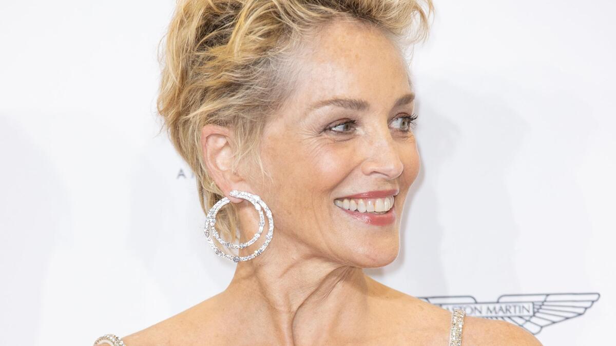 Sharon Stone (63) straalt in weinig verhullende jurk | HBVL