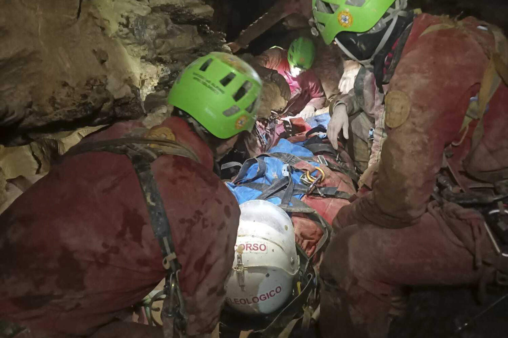 Speleoloog (20) na twaalf uur met voet onder rots bevrijd uit grot in ...