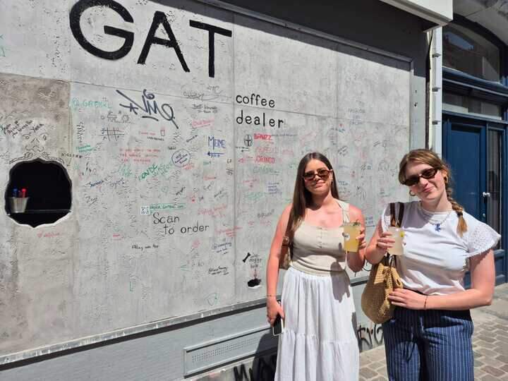 Uit dit gat in de muur krijg je je bestelde koffie | Nieuwsblad