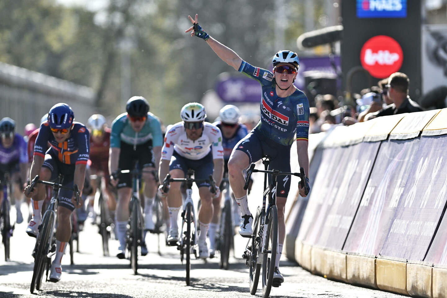 Hij is helemaal terug: Tim Merlier sprint op overtuigende wijze naar ...