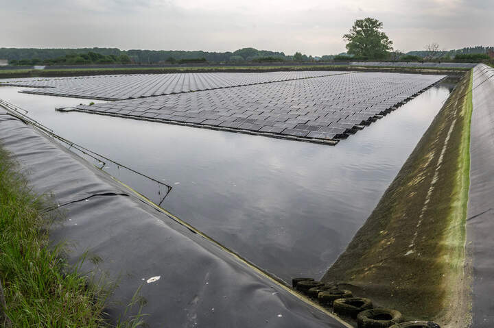 Bewoners van ondergelopen huizen maken zware balans op na enorm lek in ...