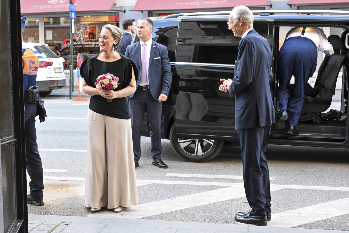Dutje tussendoor: prins Laurent valt in slaap tijdens Koningin ...