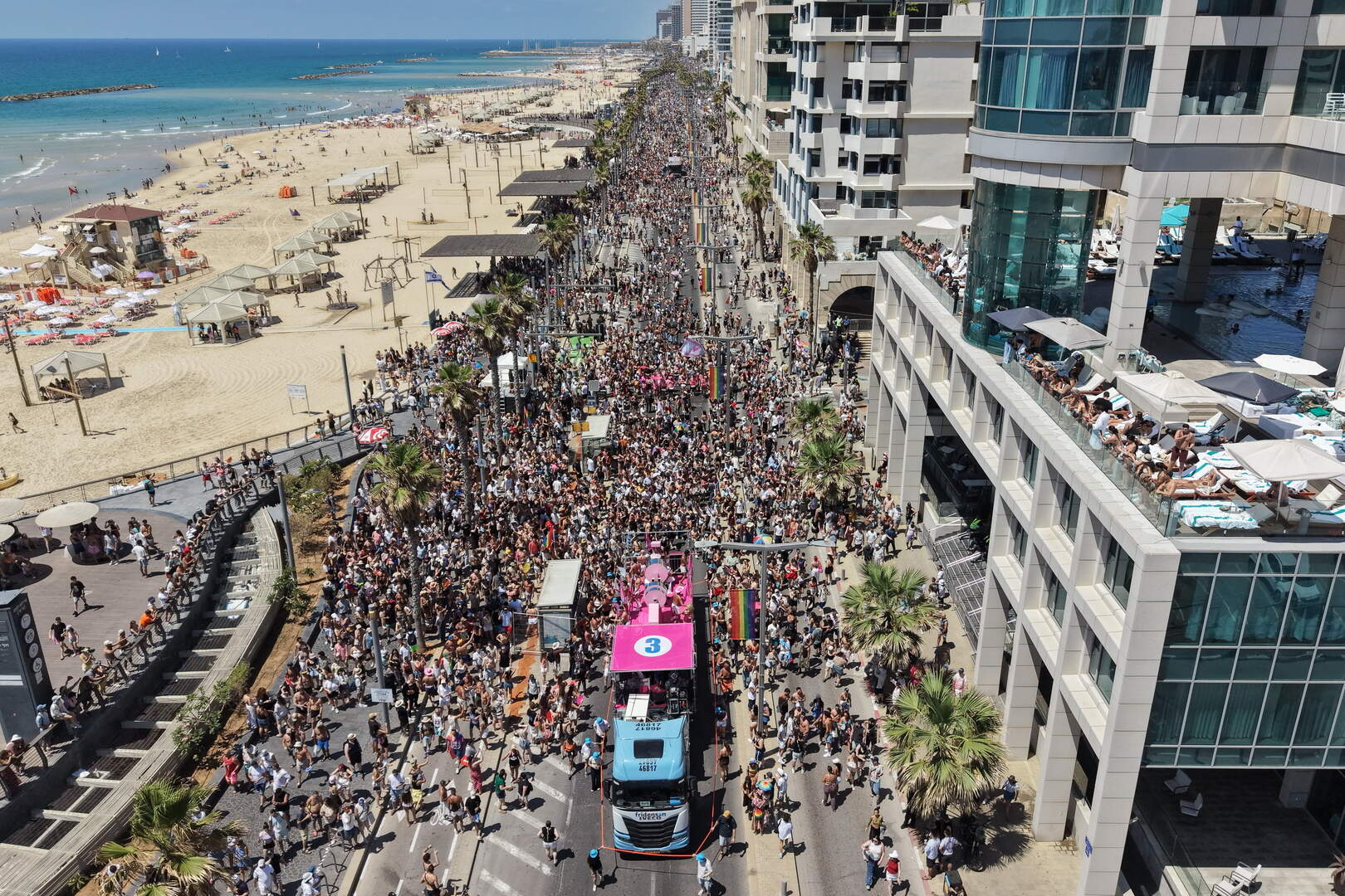 Meer dan honderdduizend deelnemers aan LGBTQ-parade Tel Aviv Pride in ...
