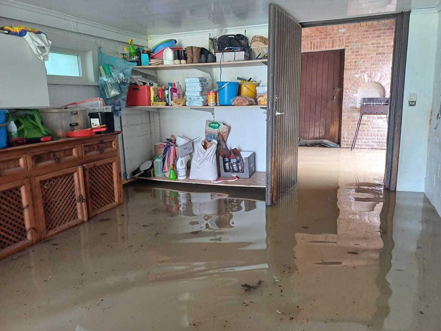 Nieuwe luchtbeelden tonen hoe groot waterschade is na lek van 70 ...