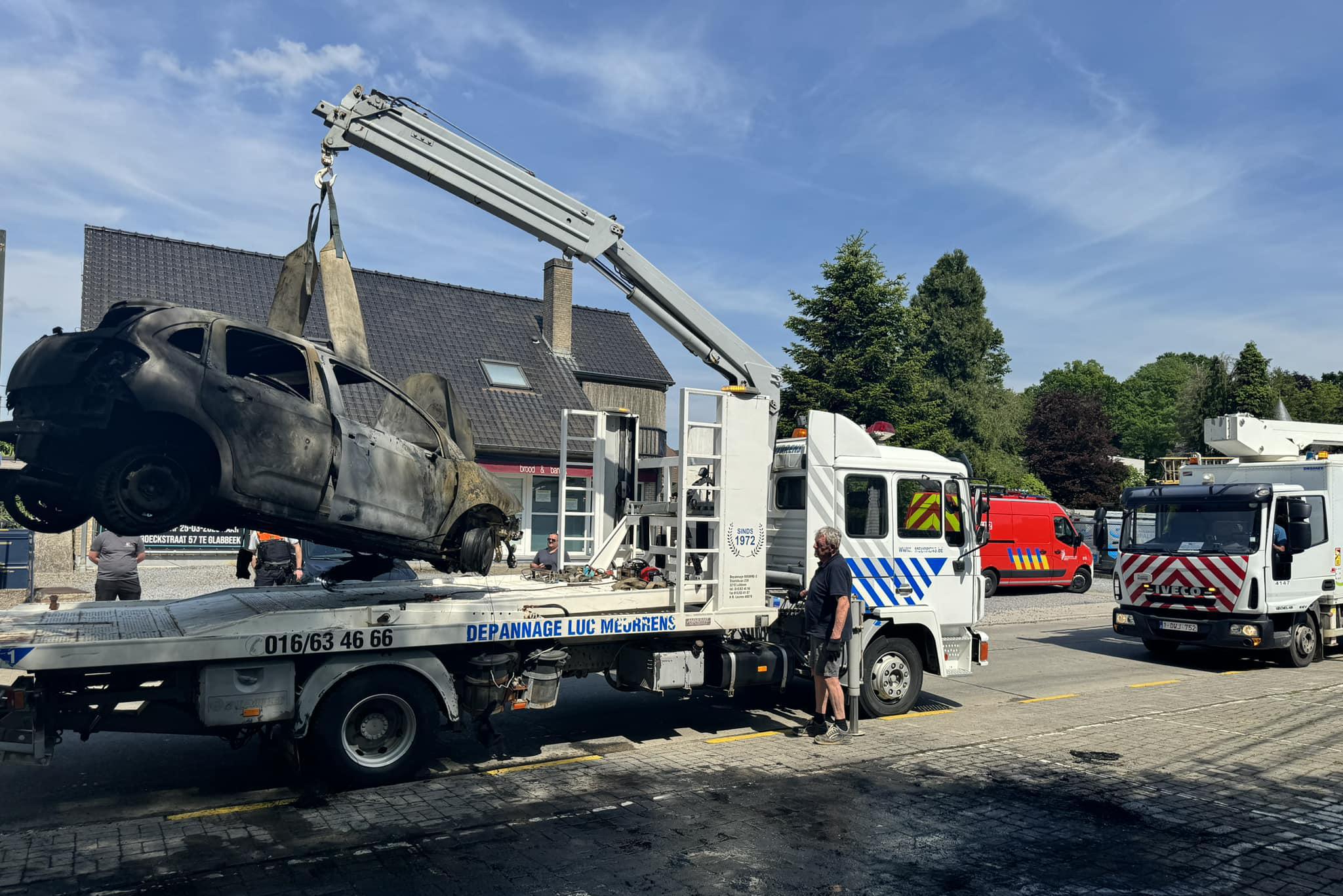 Auto brandt uit op parking | Nieuwsblad