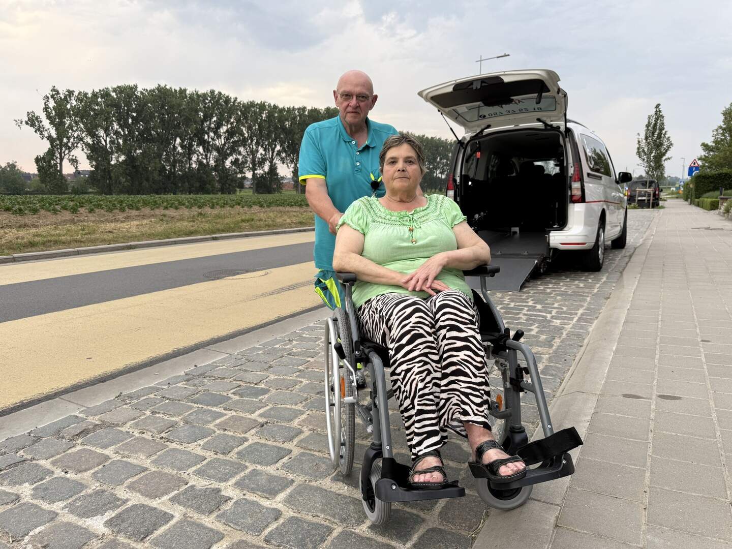 Als Rose-Marie (67) met ziekenvervoer naar ziekenhuis wil, moet ze in ...