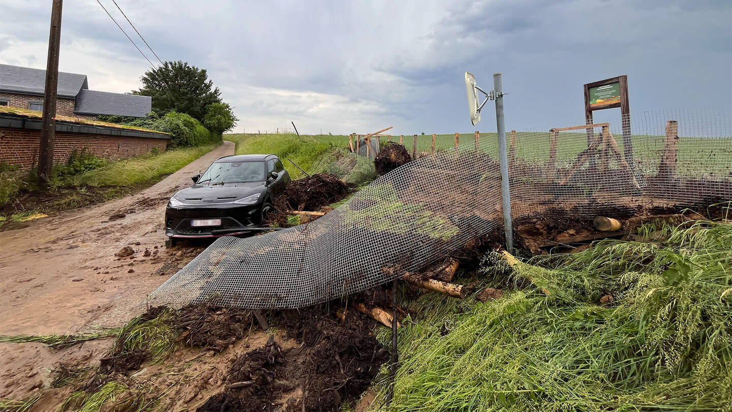 Houthakseldam spoelt weg en zorgt voor ravage bij woning van Nico: “Die ...