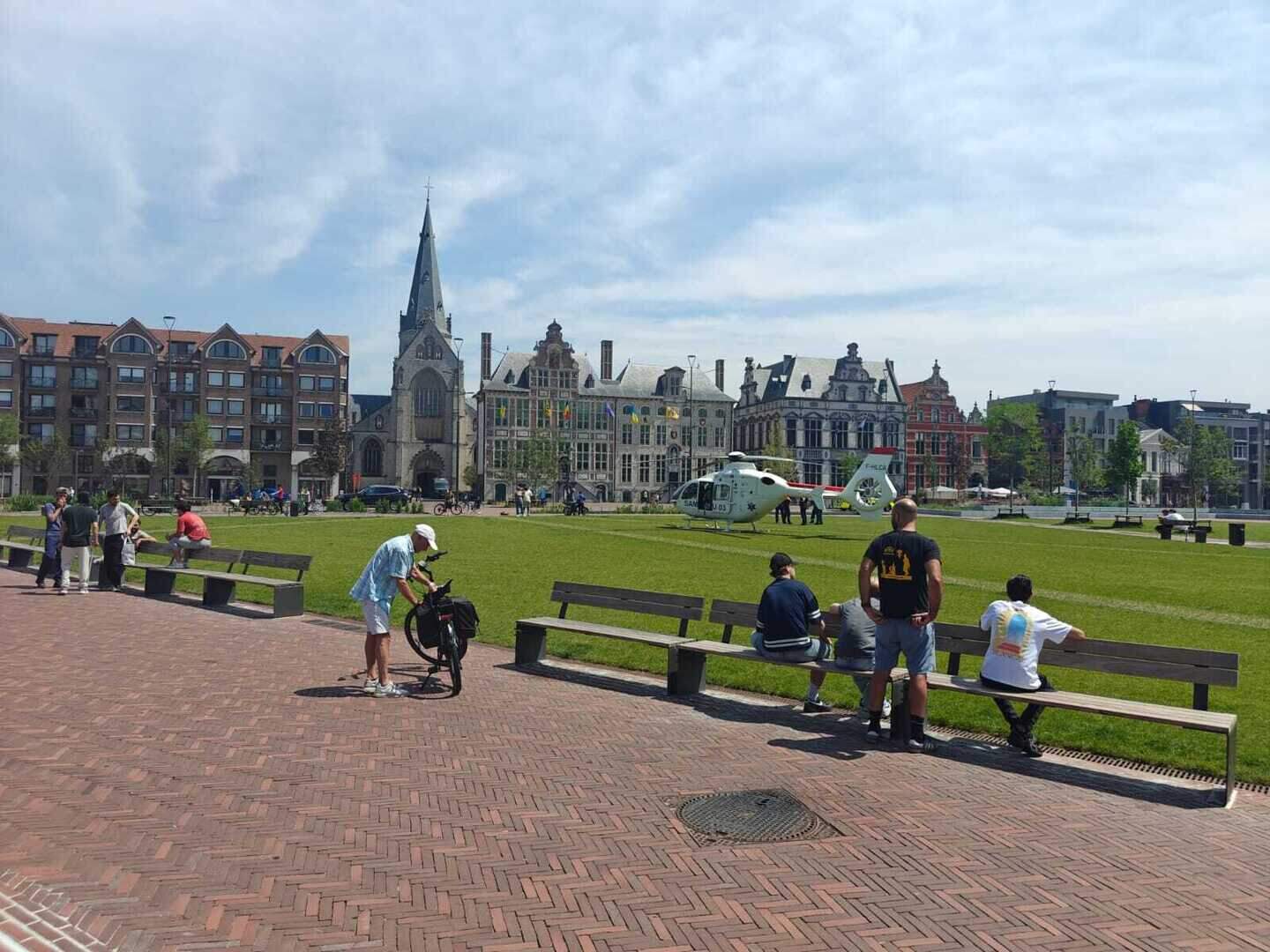 MUG-Helikopter landt op de Grote Markt in Sint-Niklaas | GVA