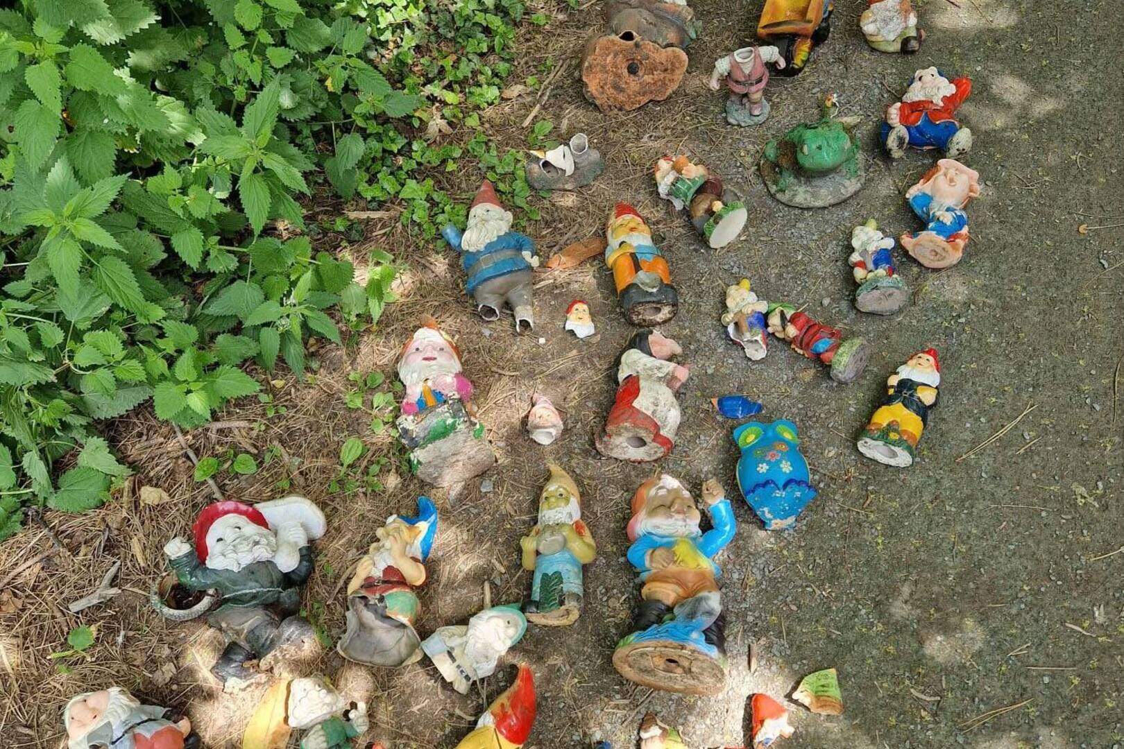 Buurtbewoners blijven verbouwereerd achter nadat vandalen lelijk huis ...