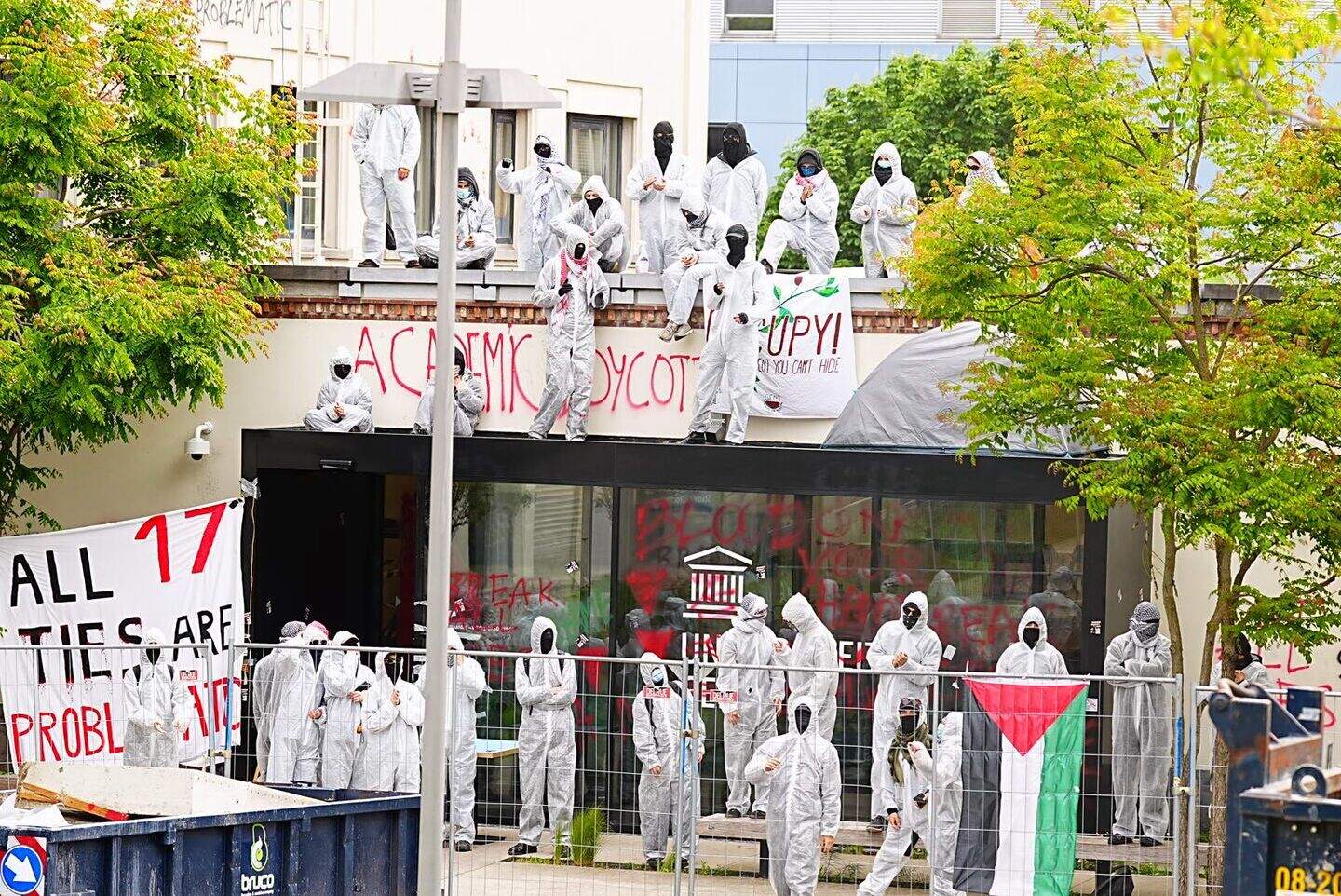 Beelden tonen hoe grote politiemacht pro-Palestijnse actievoerders aan ...