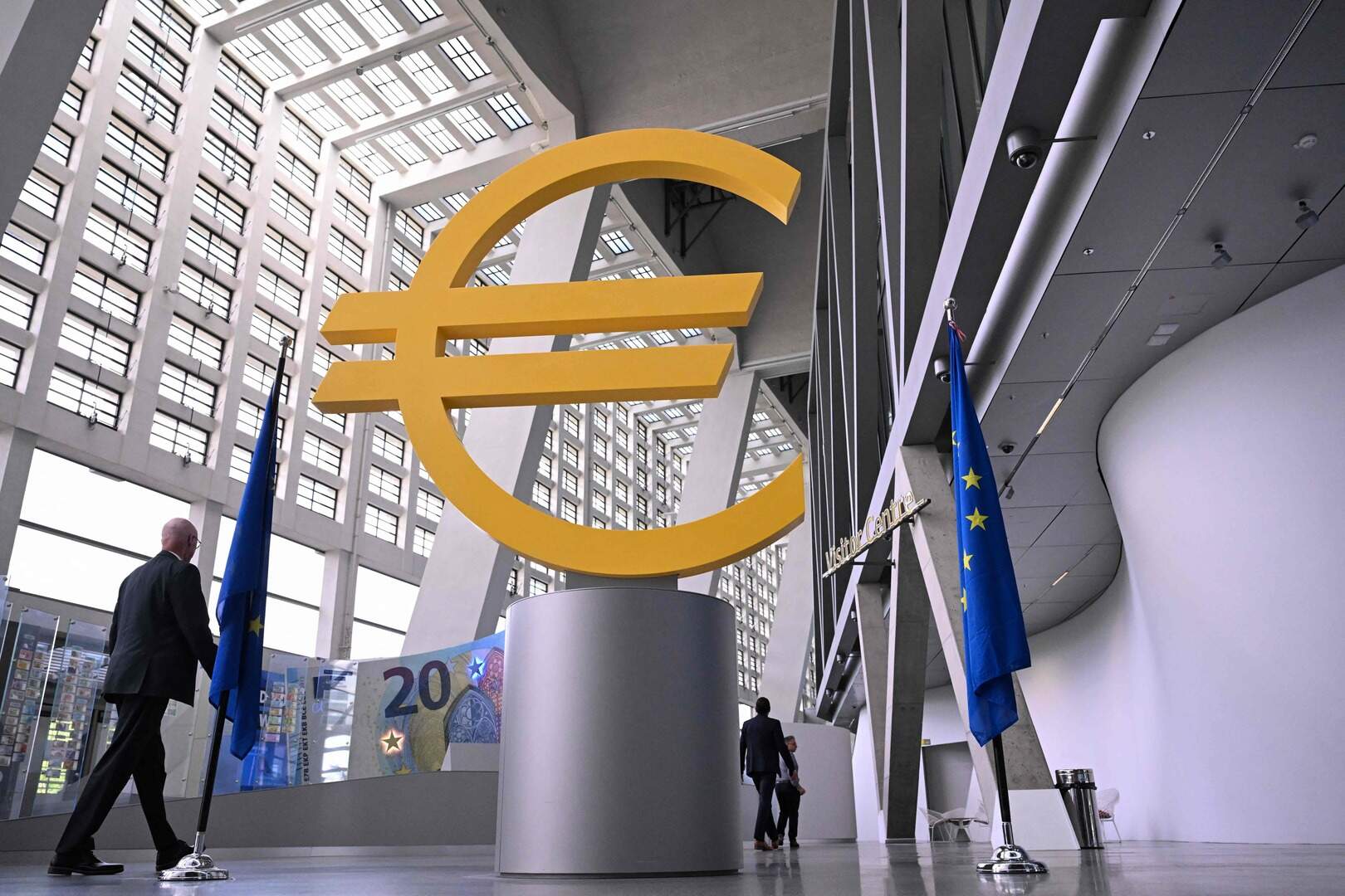 ECB verhoogt rente voor het eerst in drie jaar tijd door snel stijgende ...