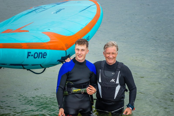 Paleis deelt opvallende foto’s van surfende koning Filip en prins ...