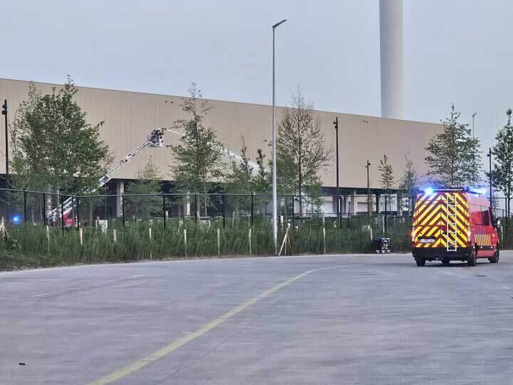 Brand bij afvalverwerkend bedrijf na uren geblust: container met ...