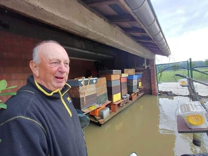 Bewoners van ondergelopen huizen maken zware balans op na enorm lek in ...