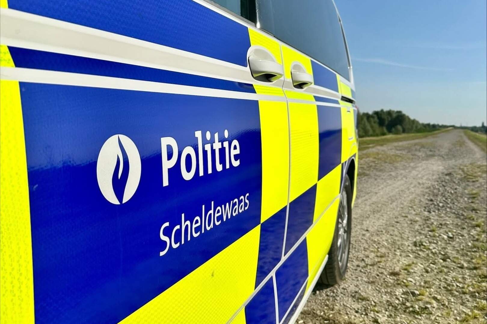 Bestuurder neemt afrit te snel en valt vier meter naar beneden | Nieuwsblad