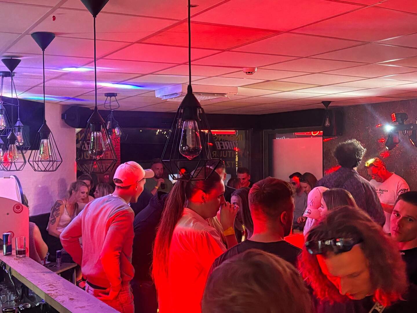 IN BEELD. Bitterballen en beats tijdens allereerste Frietkot Rave: “Dit ...