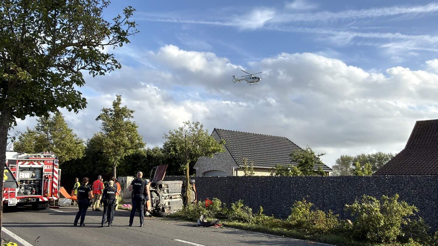 Vrouw gewond na zware crash tegen bomen: wagen komt op zijkant terecht ...