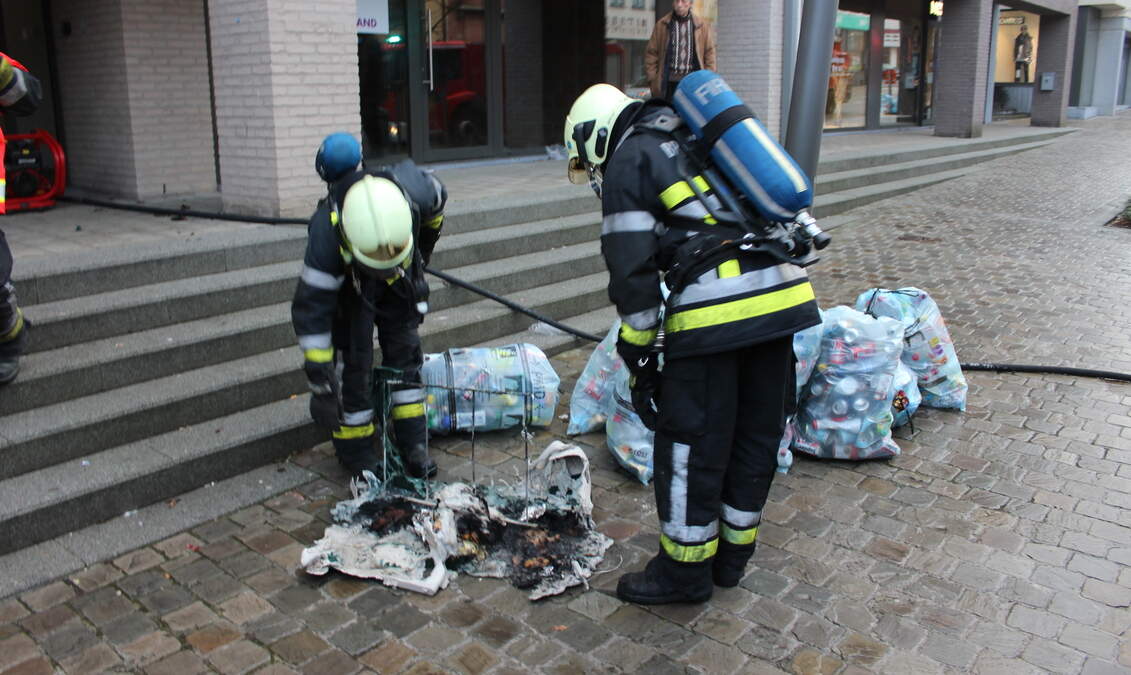 Woning en wagen beschadigd door brandende vuilniszakken in Laken ...