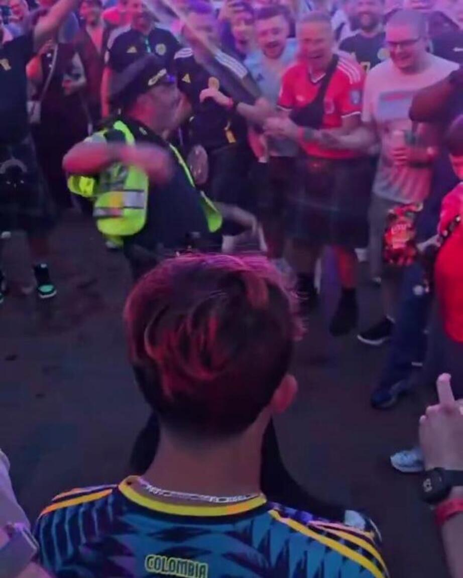Politieagent showt voetbalkunsten aan fans van Schotland en is even de ...