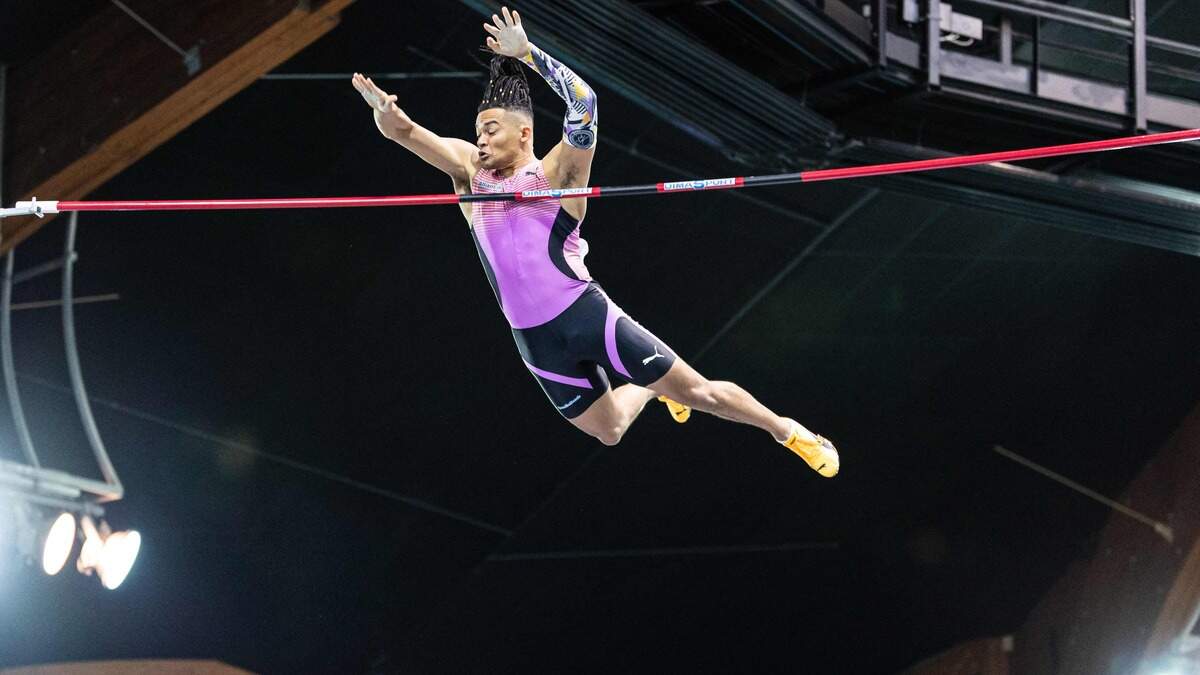 Griek Emmanouil Karalis wordt met sprong over 6m17 op een na beste ...