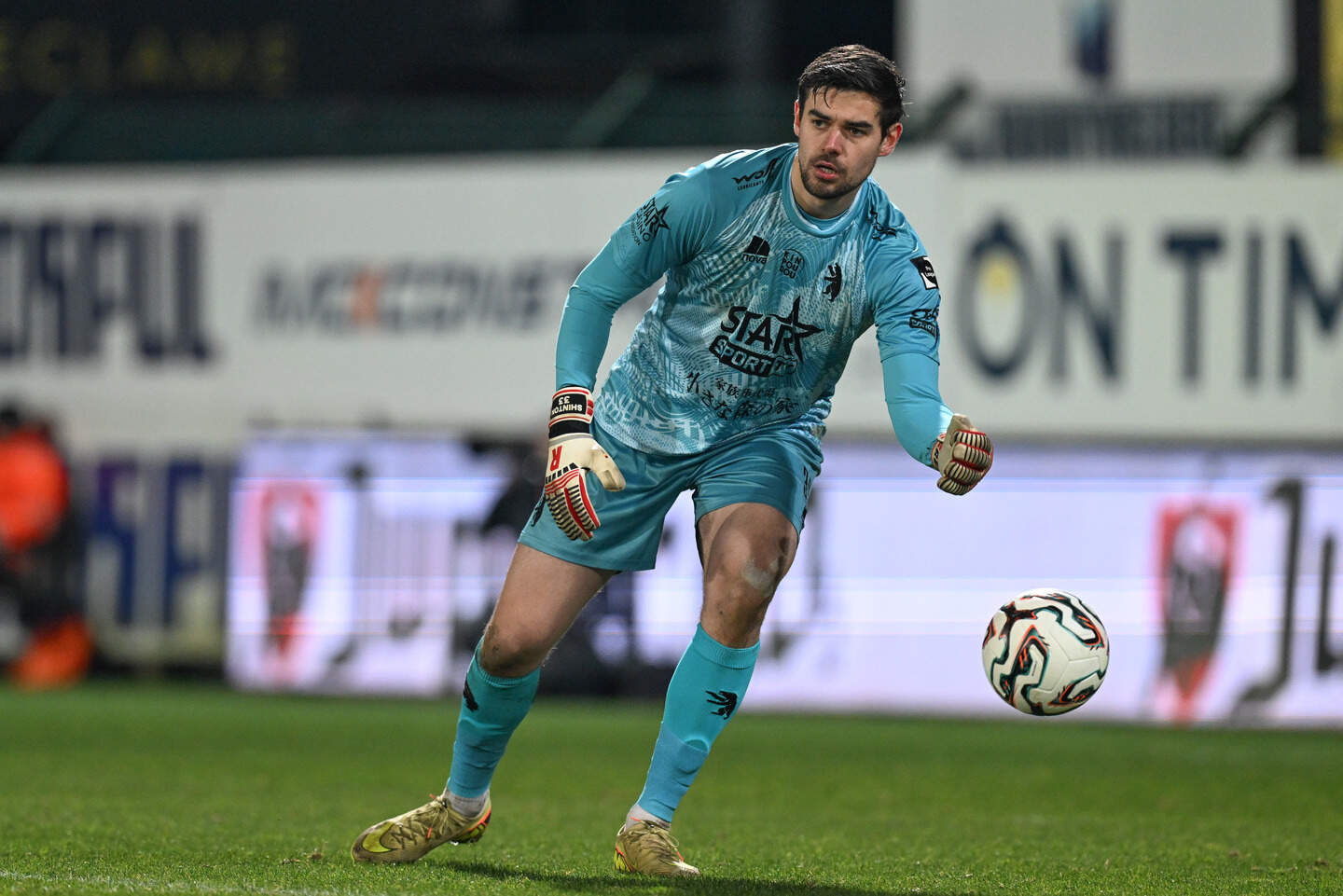 Beerschot licht opties van vier sterkhouders: Haraguchi, Shinton, Plat ...