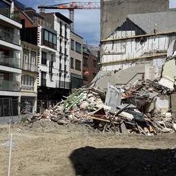 Twee maanden na sloop nog steeds puin in winkelstraat: “We hebben ...