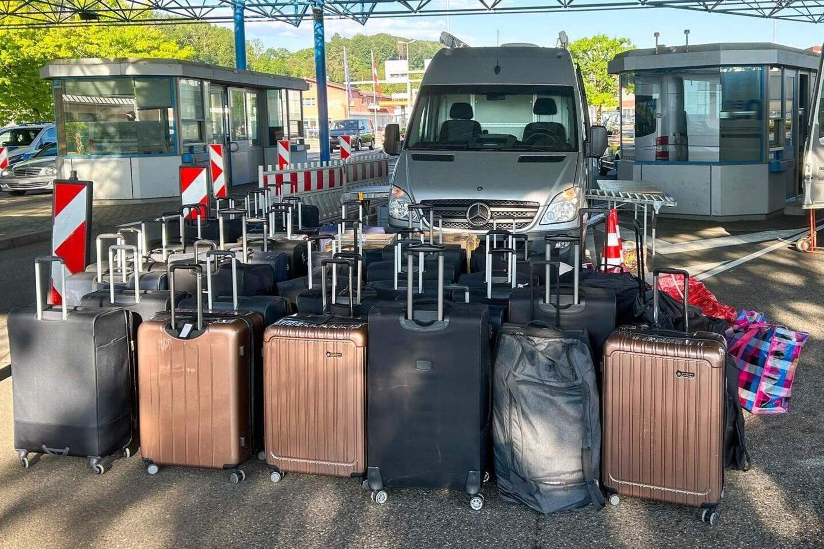 Douane houdt vrouw tegen die met 55 valiezen reisde | Nieuwsblad