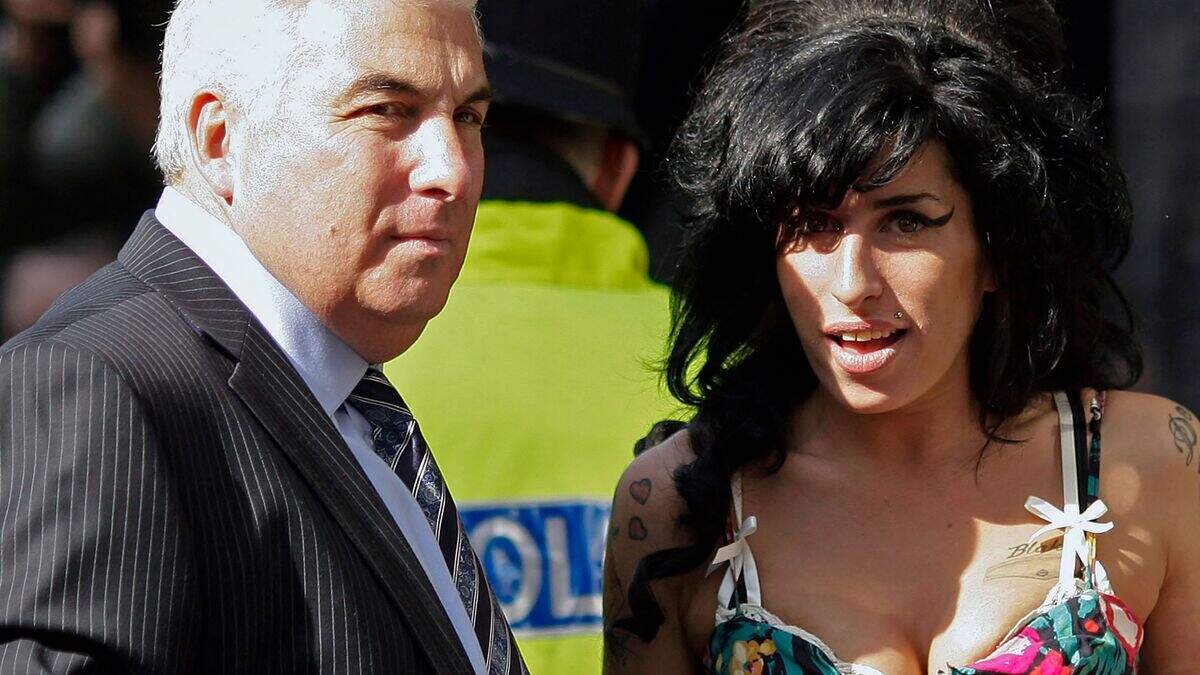 Rechter geeft vader Amy Winehouse ongelijk in zaak geveilde kleding ...