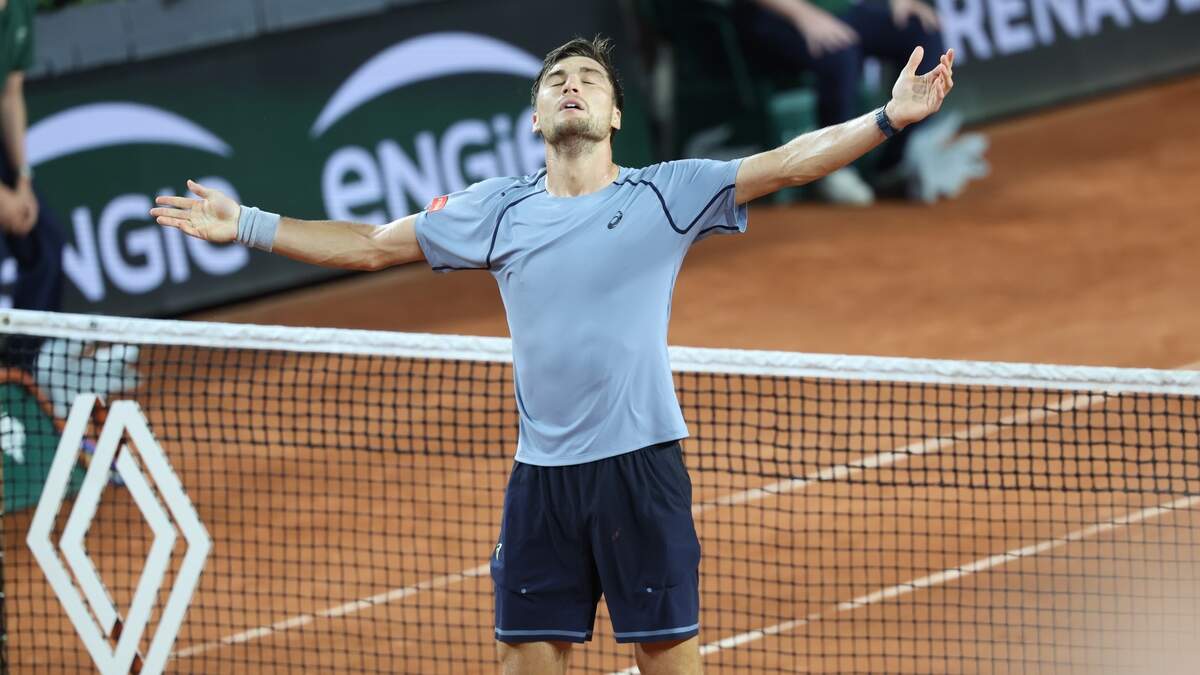 LIVE ROLAND GARROS. Raphaël Collignon wervelt in drie sets voorbij ...