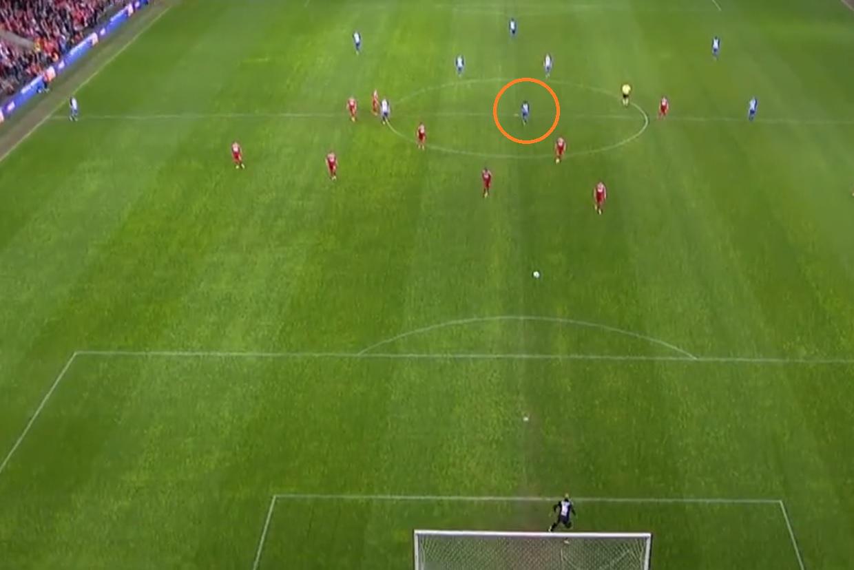 VIDEO. Gift Orban maakt vanop de middenstip bijna dé goal van het ...