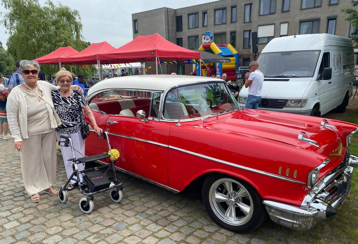 Oldtimers brengen mensen samen bij WZC De Ravestein | Nieuwsblad