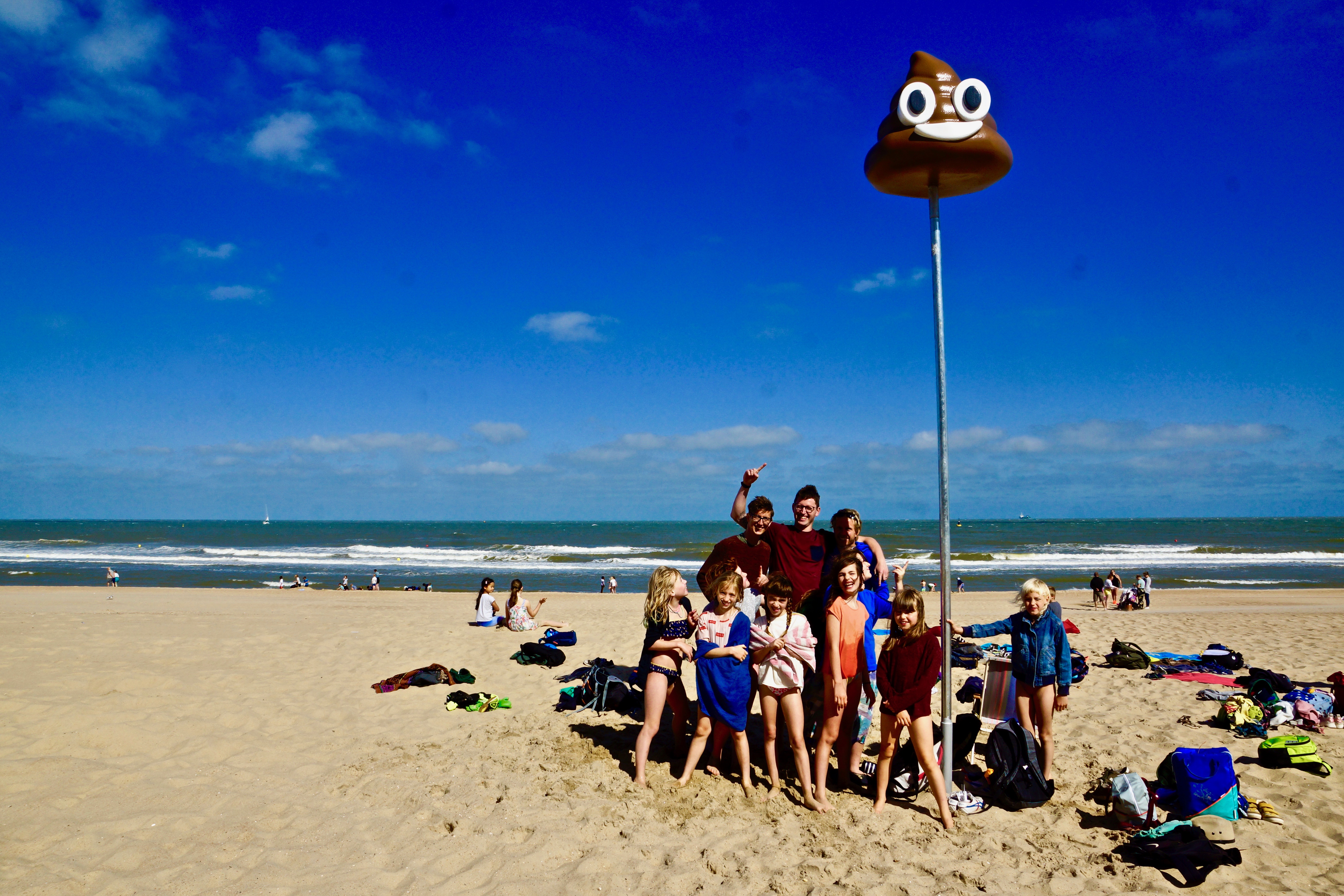 Opvallende nieuwe verdwaalpaal op het strand: het lachend kakske ...