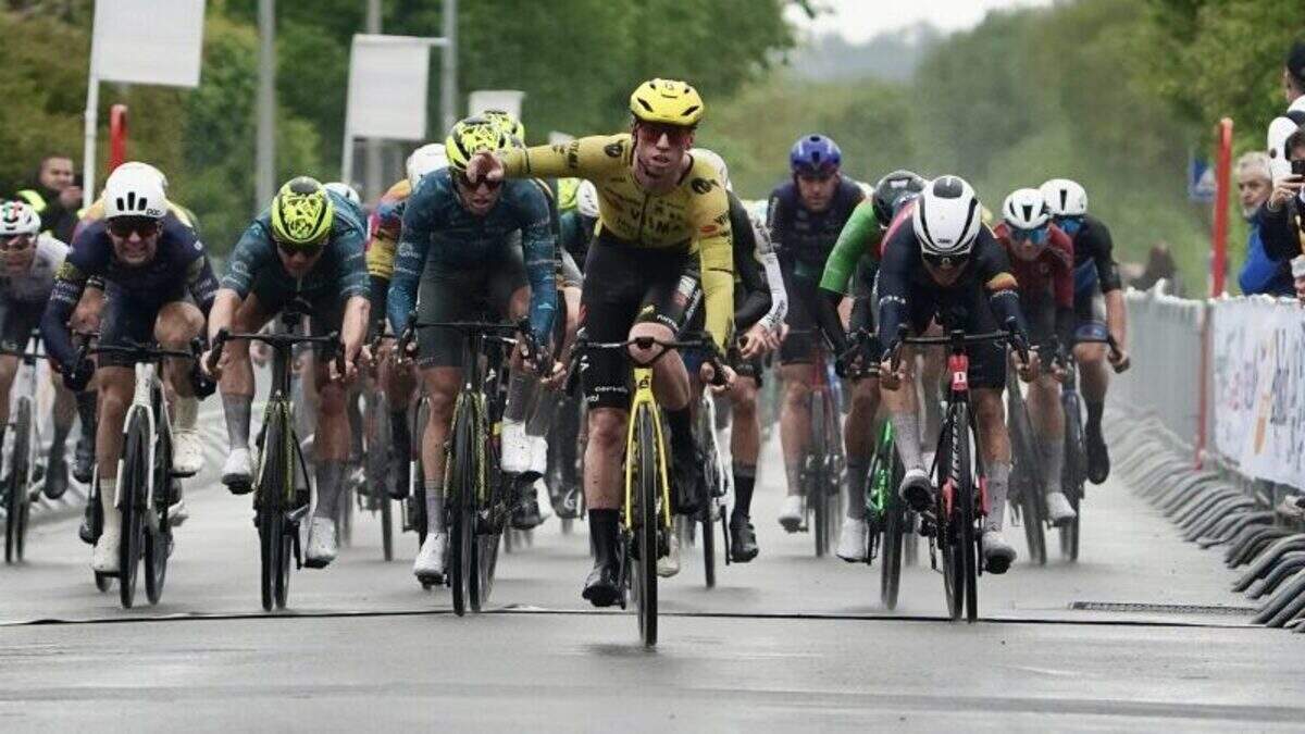 Matthew Brennan maakt favorietenrol meteen waar in korte openingsrit en ...