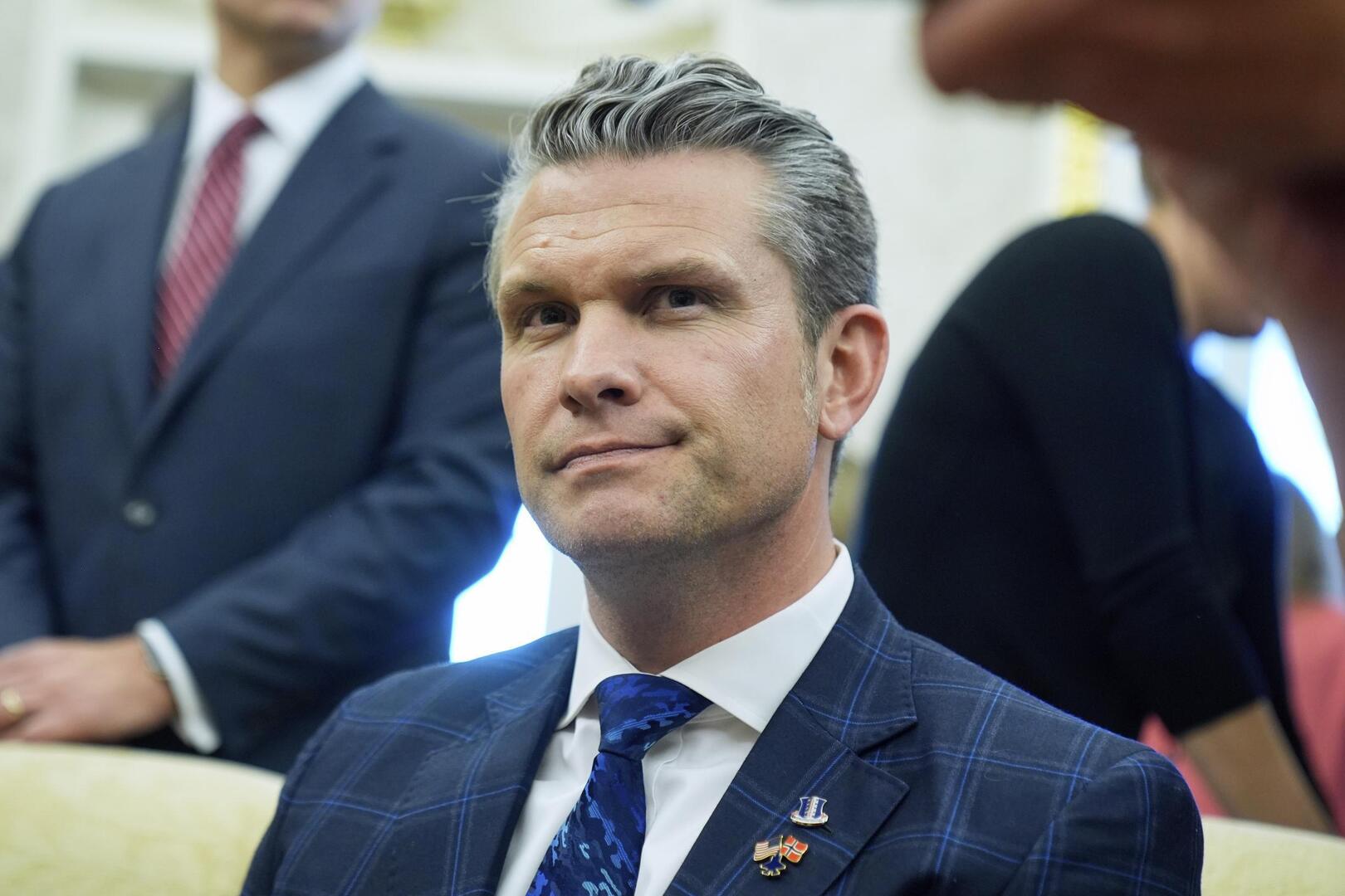 Is ‘groentje’ Hegseth dan toch een maatje te klein als minister van ...