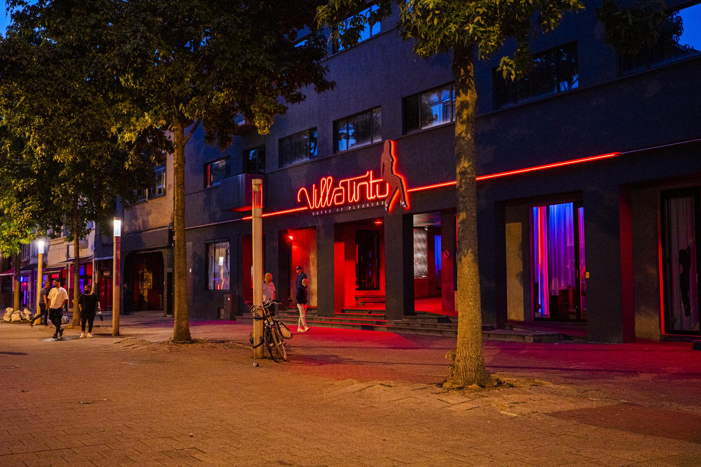 De vrouw achter megabordeel Villa Tinto: “Alle kamers zijn hier rood ...