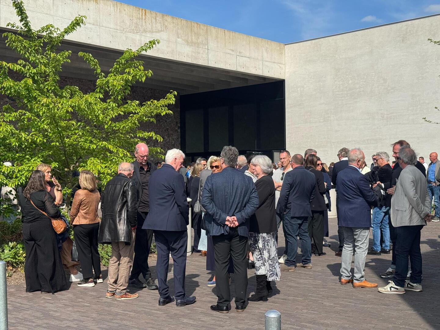 Familie, vrienden en collega’s verzamelen in Aalst voor afscheid van ...