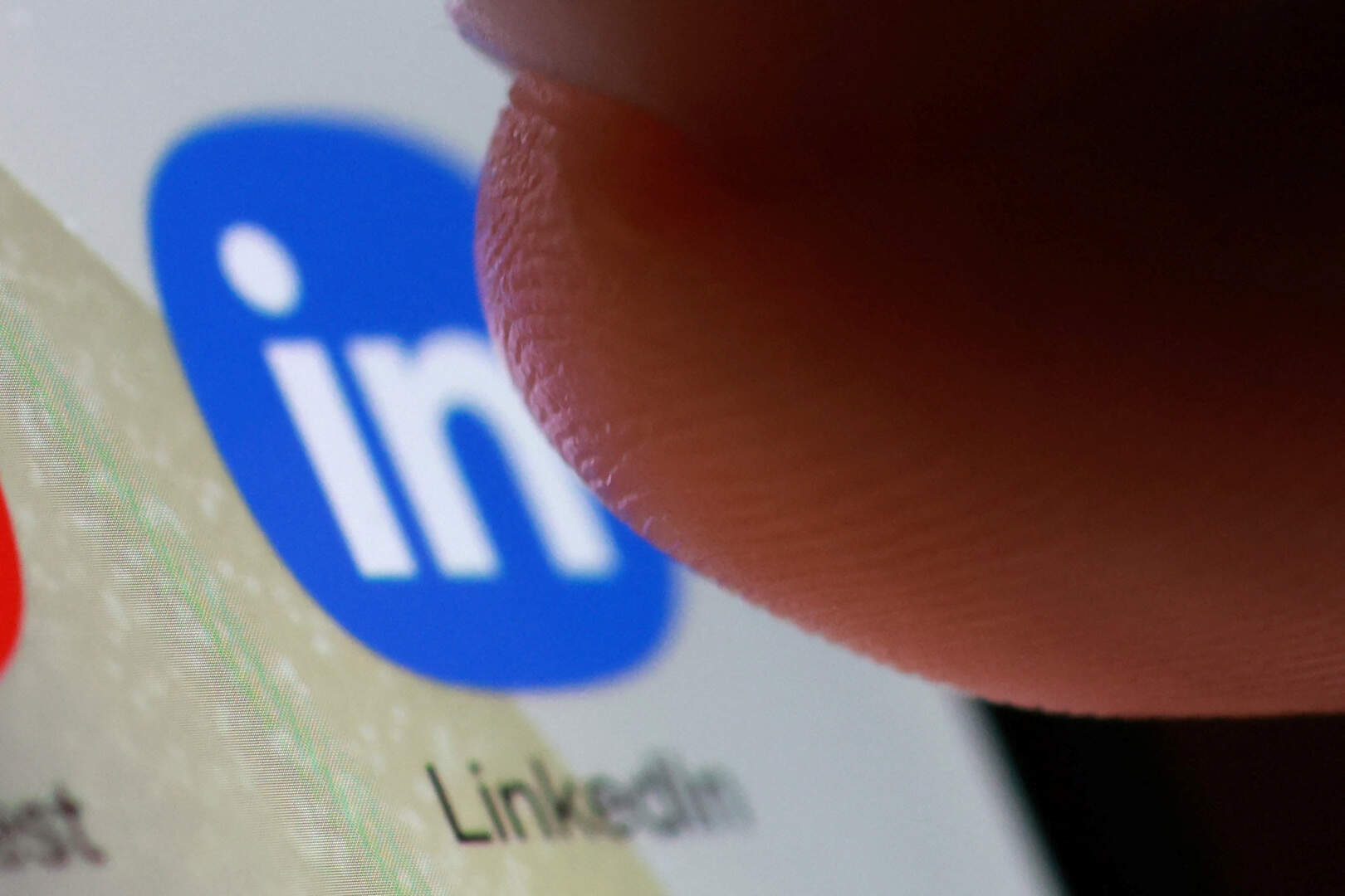 Chinese spionnen lokken Britse ambtenaren via valse vacatures op ...