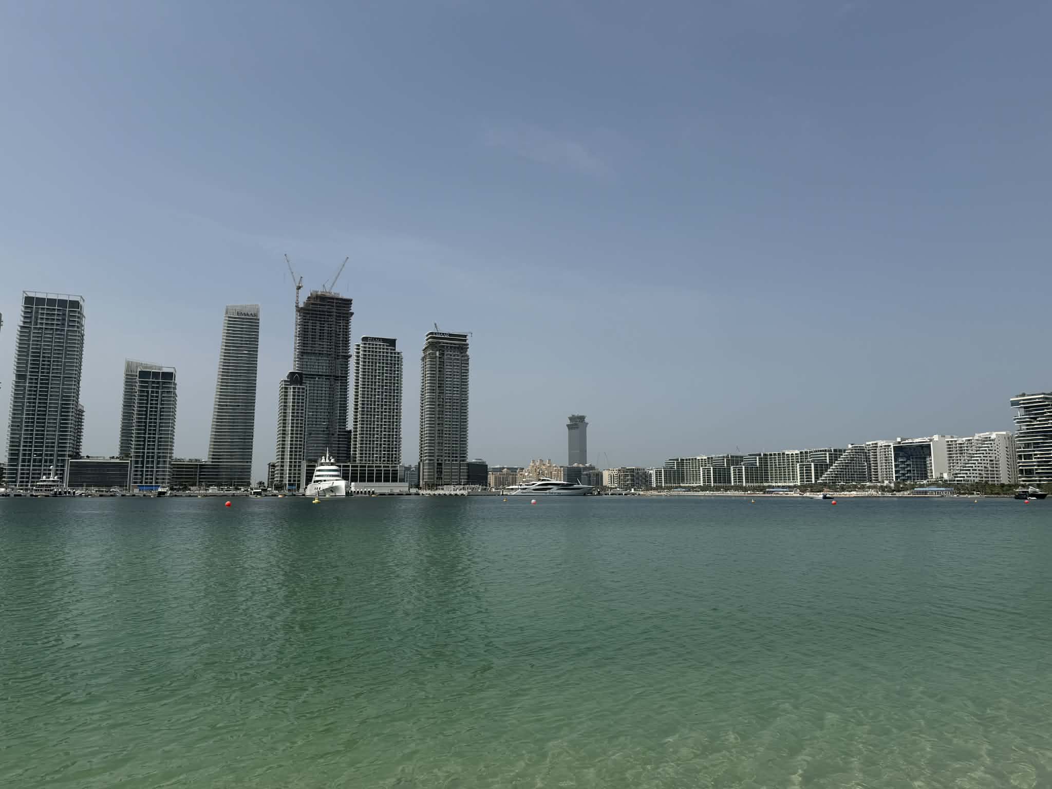 Vlaamse toeristen zitten vast in Dubai: “Hotel vroeg plots ...
