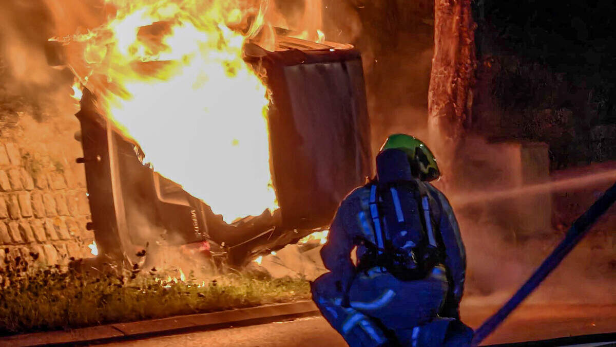 Bestuurder (29) ontsnapt aan hevige autobrand na crash aan Kasteel van ...